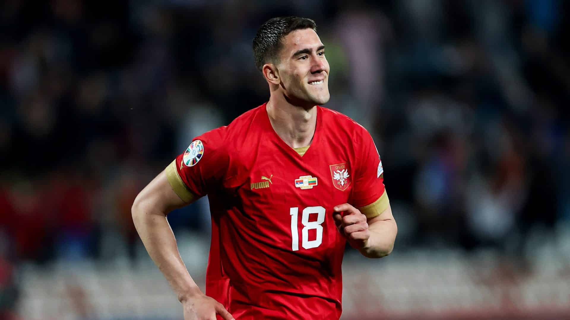 Guerra e gesto controverso: por que ultras do PSG ameaçaram Vlahovic?