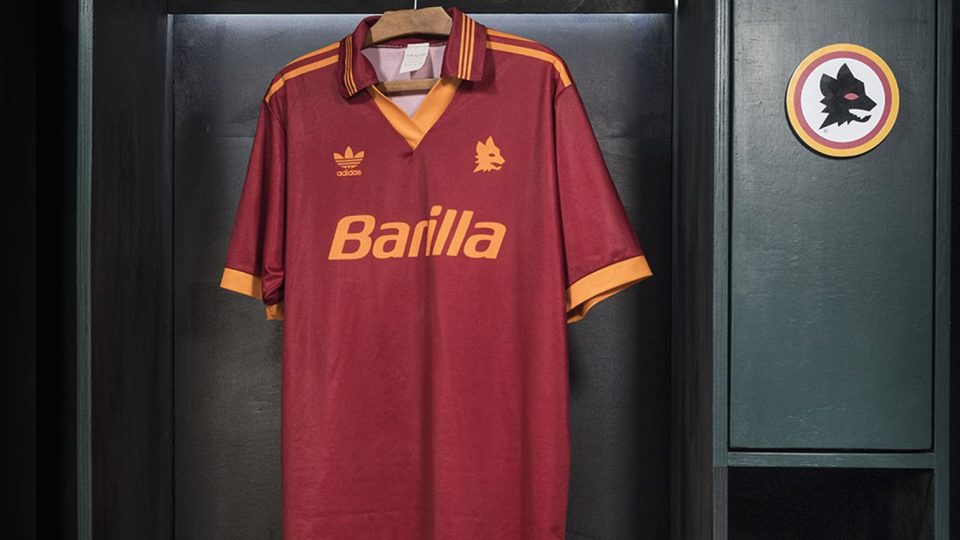 Roma homenageia o passado em camisa que retoma parceria com a Adidas