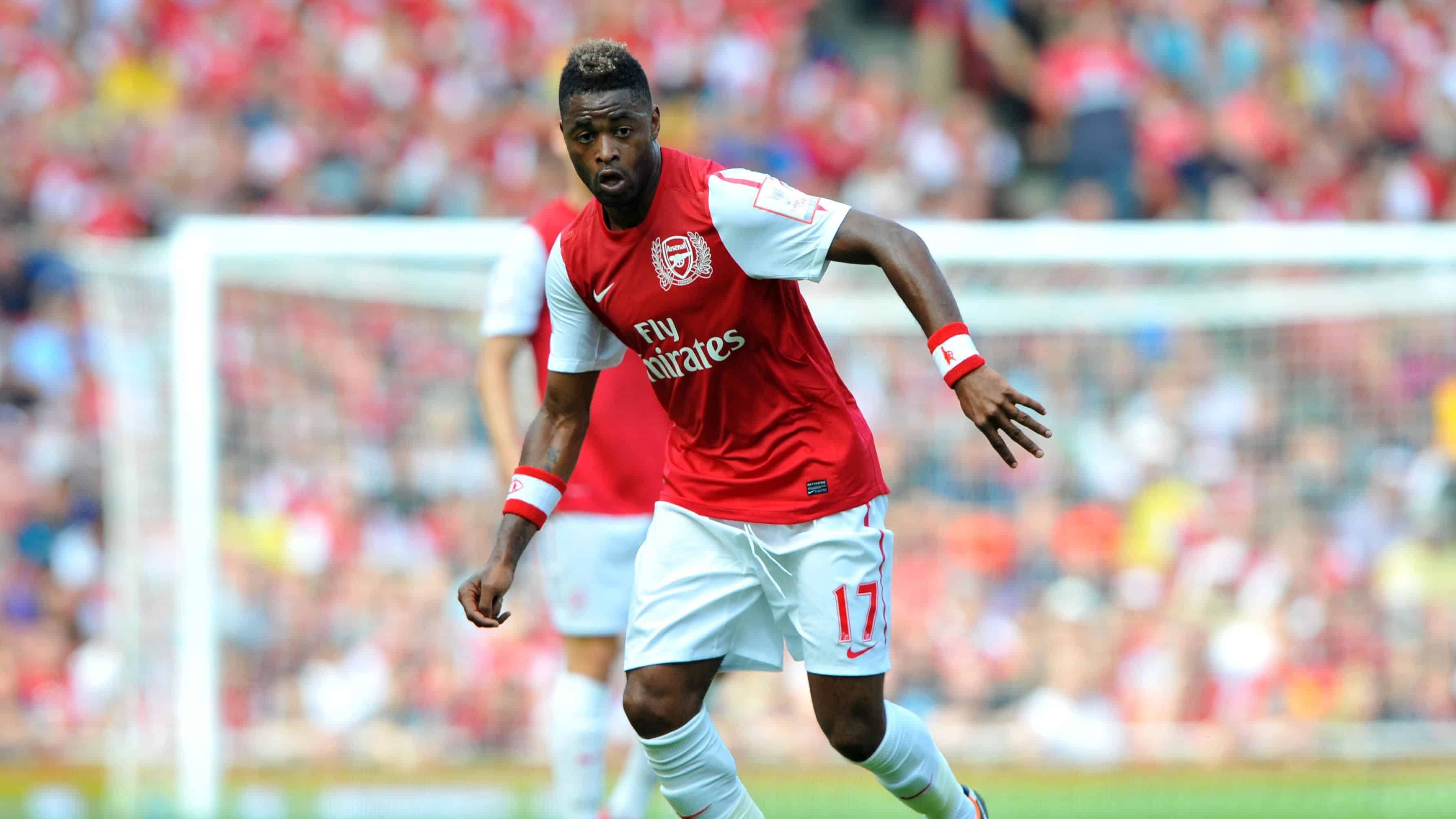 Alex Song (aquele mesmo) incrivelmente ainda jogava, mas anunciou a ...