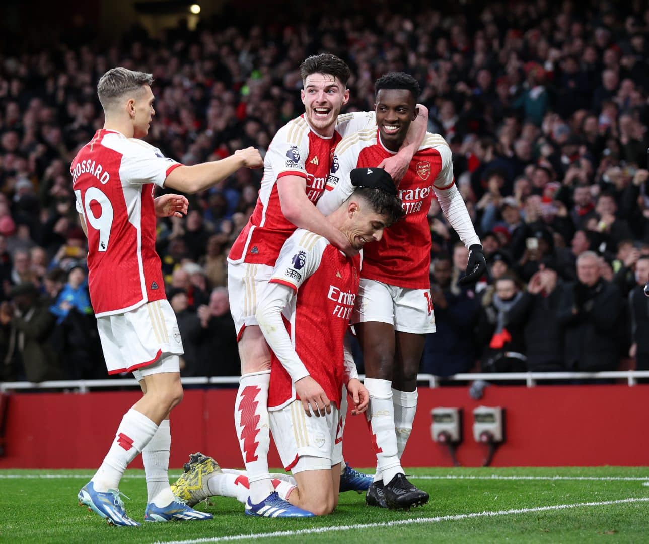 Arsenal vence (com sobras) o Brighton e avisa aos rivais da Premier ...