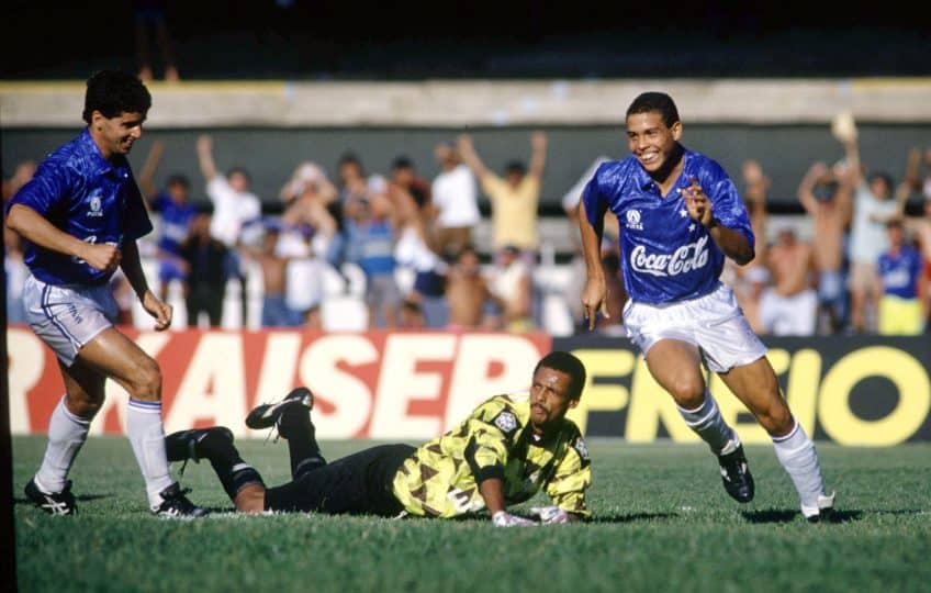 Há 30 anos, Cruzeiro inaugurava estádio na Colômbia na despedida de Ronaldo