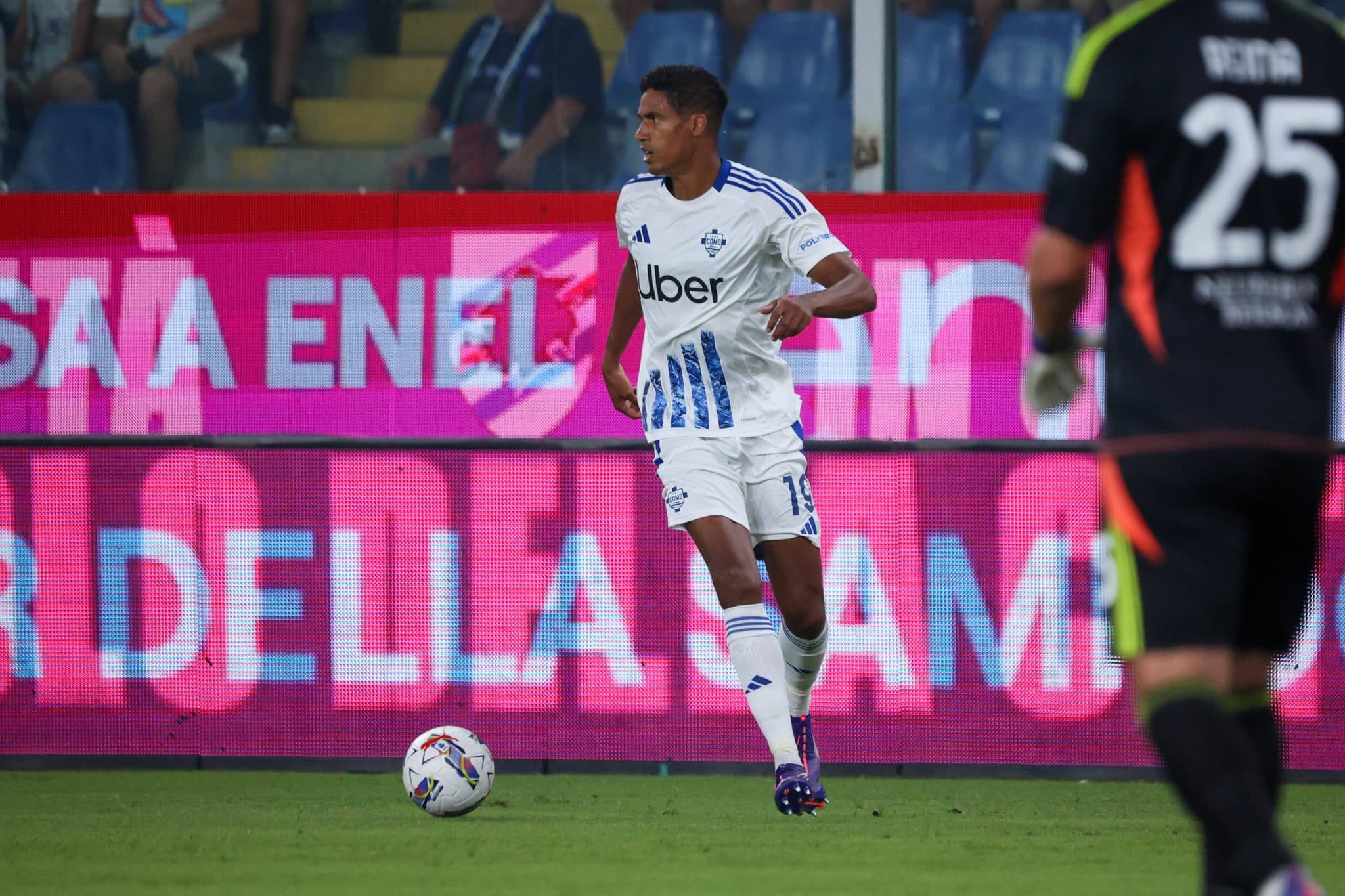 Varane vira problema para o Como dois meses após sua contratação