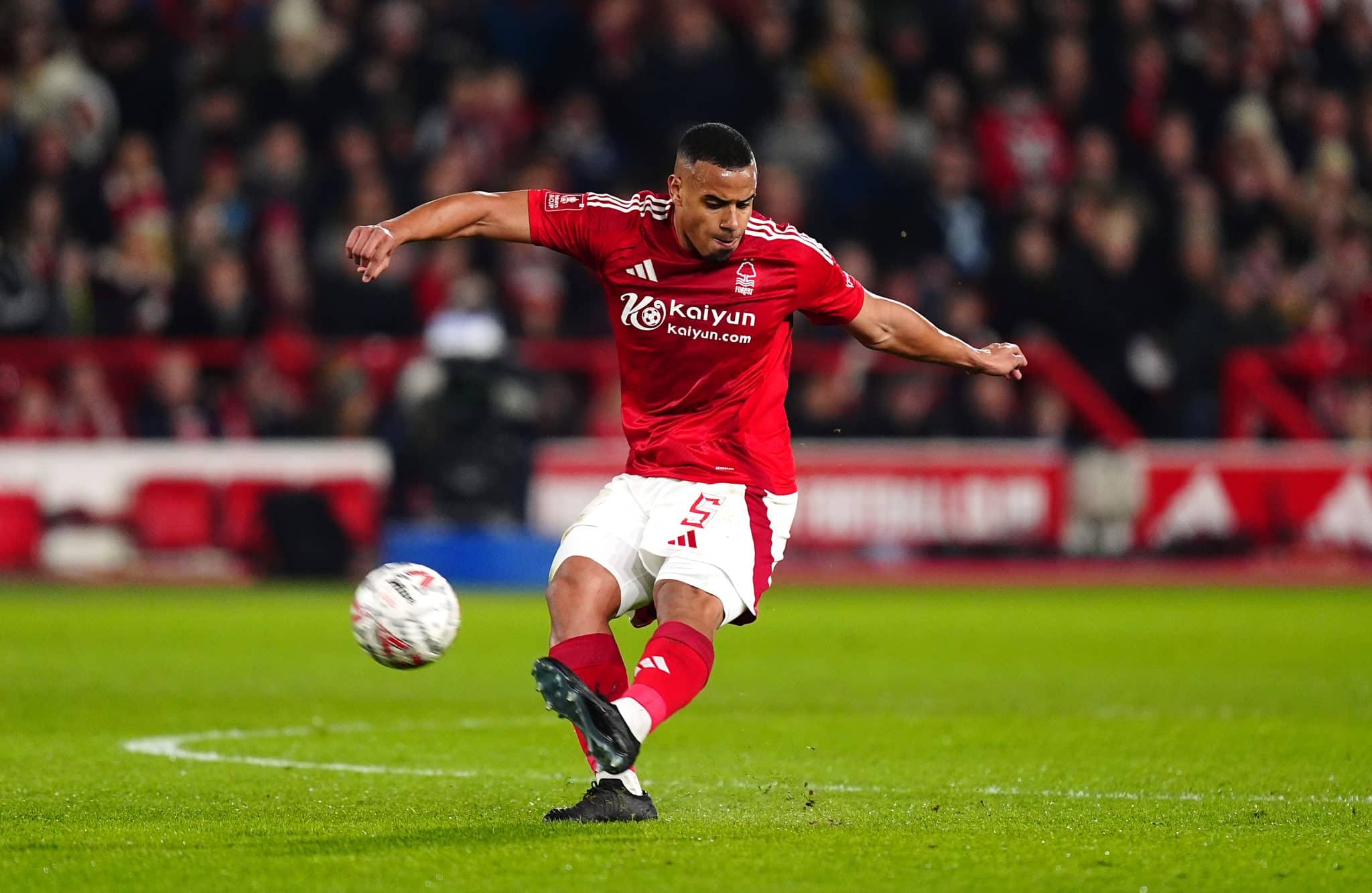 Após vexame na Seleção, Murillo dá a volta por cima e Forest afunda ...