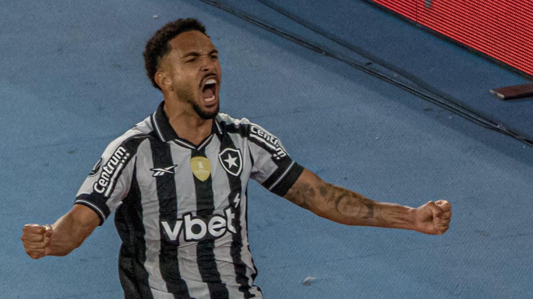 Vitinho vira 'anjo da guarda' e garante vantagem do Botafogo contra a LDU
