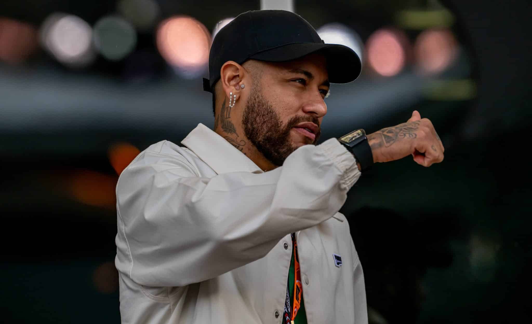 'Não sou o Neymar, mas se você joga no PSG, é difícil ter uma vida normal'