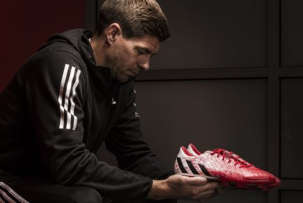 Adidas preparou uma chuteira simbólica para Gerrard usar em sua ...