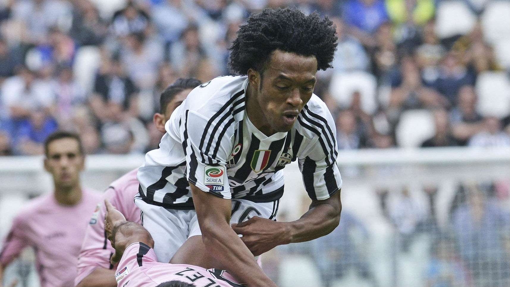 Cuadrado marcou um golaço quase sem querer em mais uma goleada da Juventus