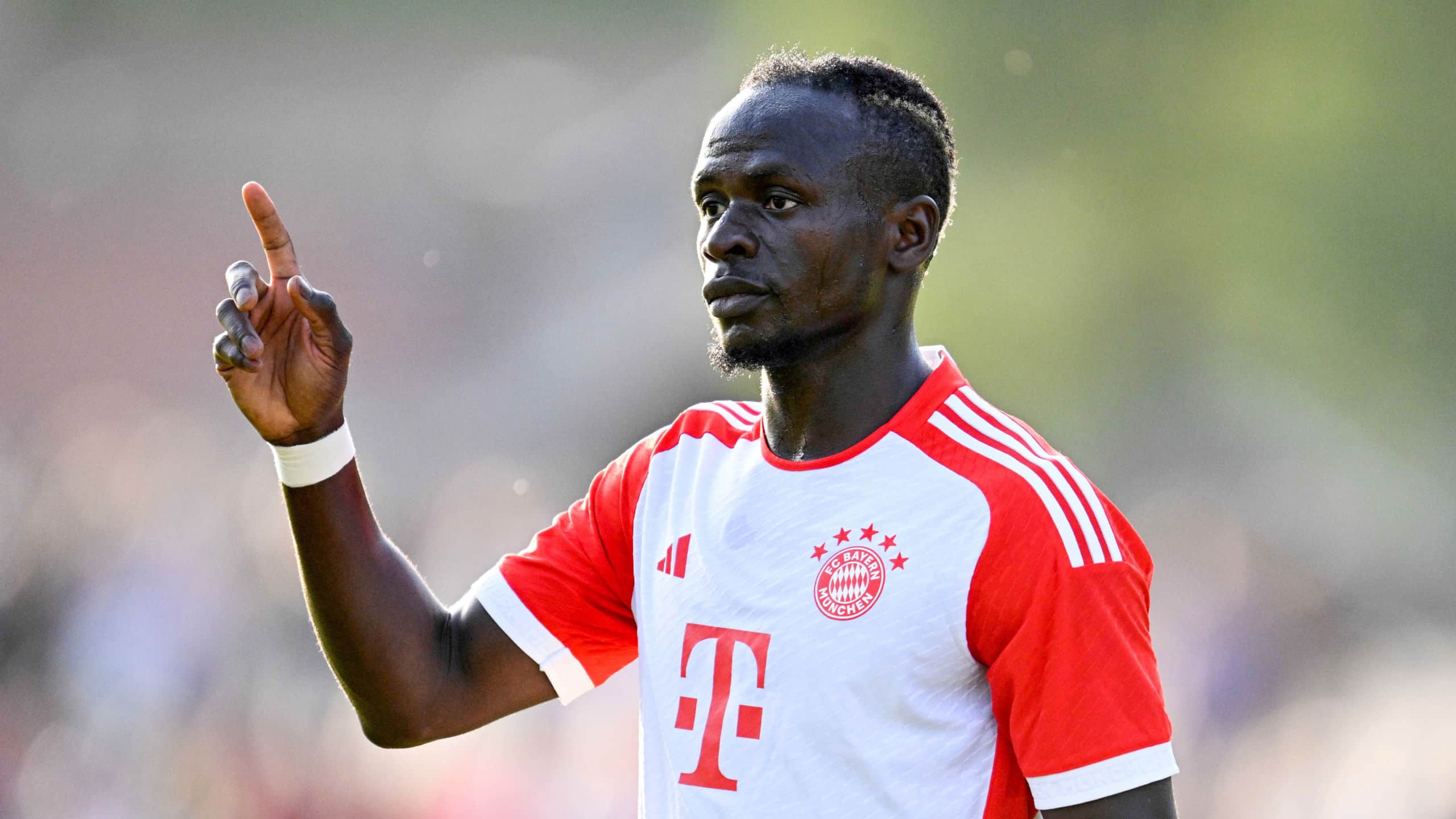Sadio Mané é mais um na crescente fila de embarque para a Arábia Saudita
