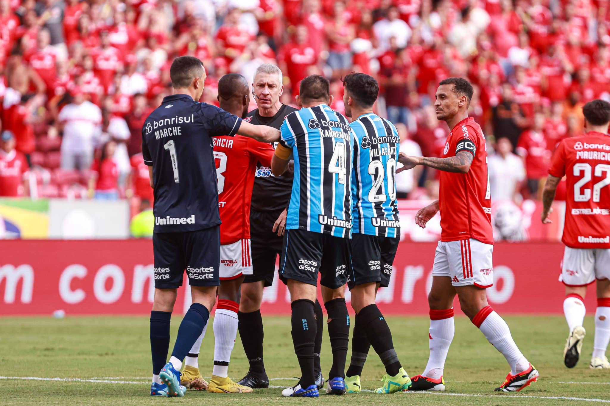 Sem VAR, Anderson Daronco foi protagonista do primeiro Gre-Nal de 2024