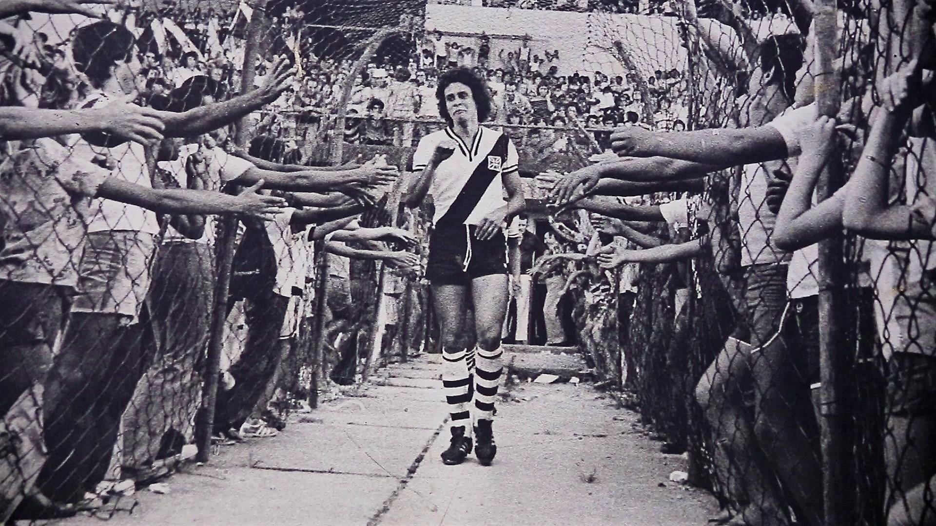 Conheça a história da foto icônica de Roberto Dinamite tirada por ...